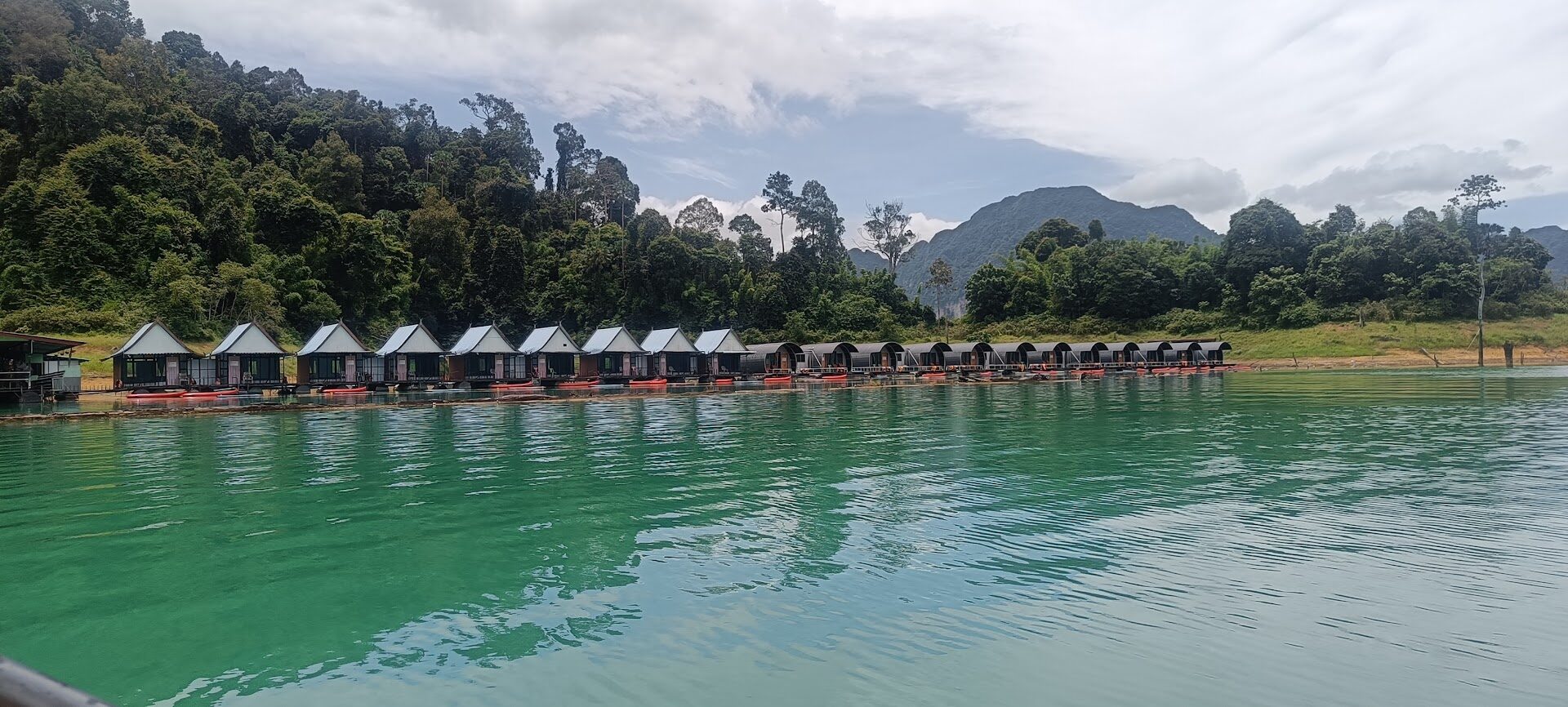Khao Sok Smiley Lakehouse: Unique Floating Bungalow Stay